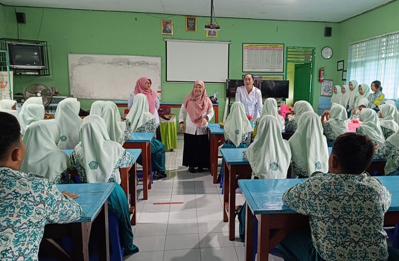 Siswa SMP Negeri 2 Sukodono Diajari Membuat Ecoprint